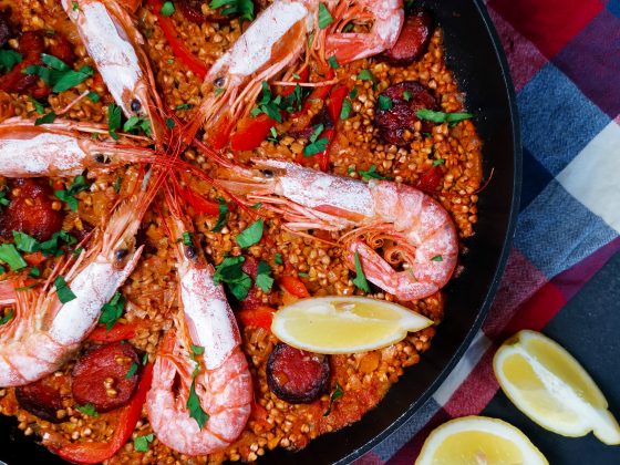 Grikių paelija su chorizo dešra - Maisto Kelionės